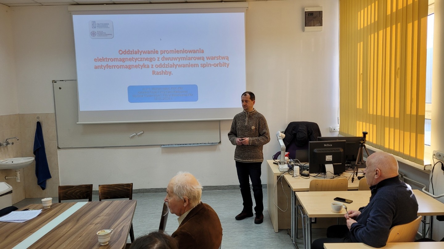 Oddziaływanie promieniowania elektromagnetycznego z dwuwymiarową ...